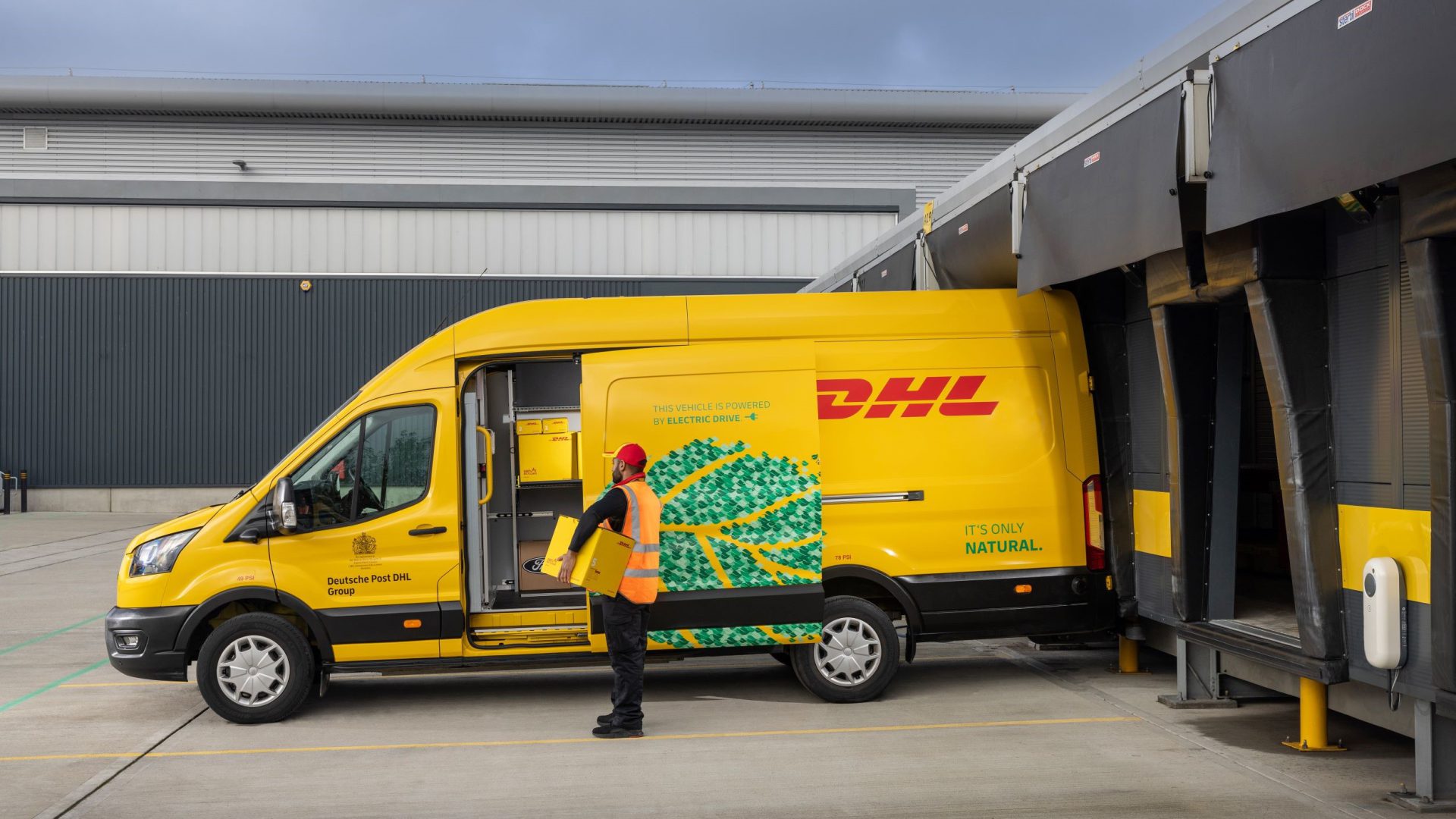 Collaborazione sempre più stretta tra Ford Pro e DHL: 2.000 van ...