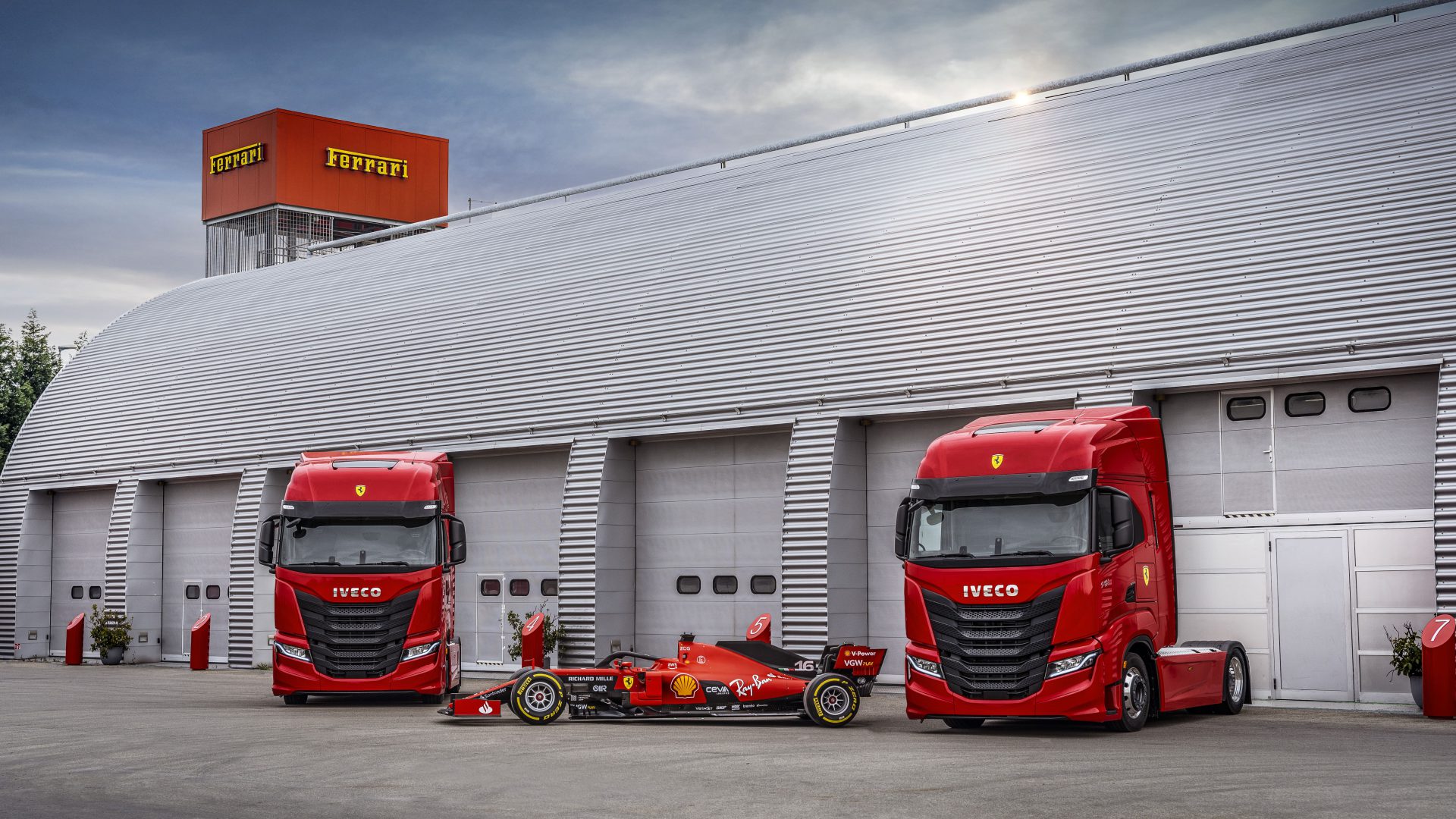 'Rosso IVECO': i due IVECO S-Way consegnati alla Scuderia Ferrari