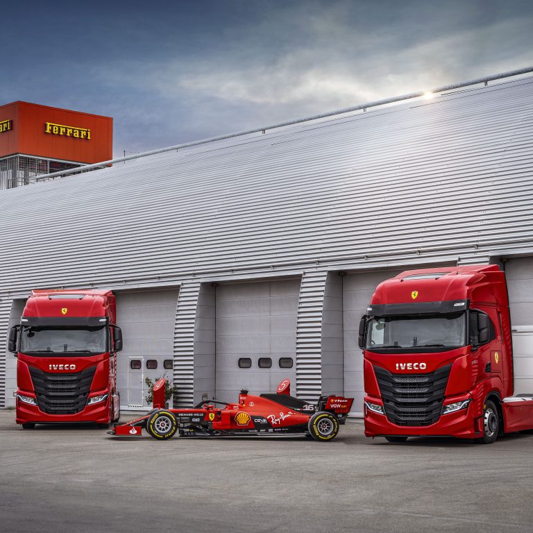 'Rosso IVECO': i due IVECO S-Way consegnati alla Scuderia Ferrari