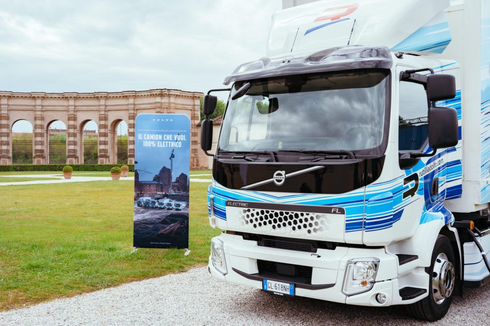 Volvo Trucks consegna un medio FL Electric ad Autotrasporti Rutilli: è ...