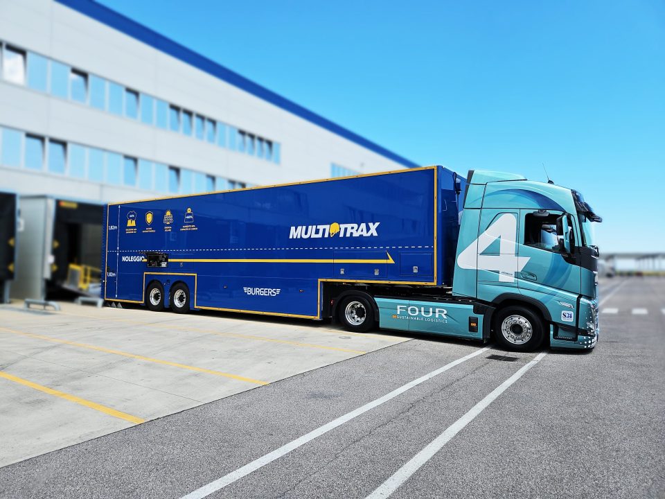 Trattore elettrico e semirimorchio a doppio piano: Volvo e Multitrax ...