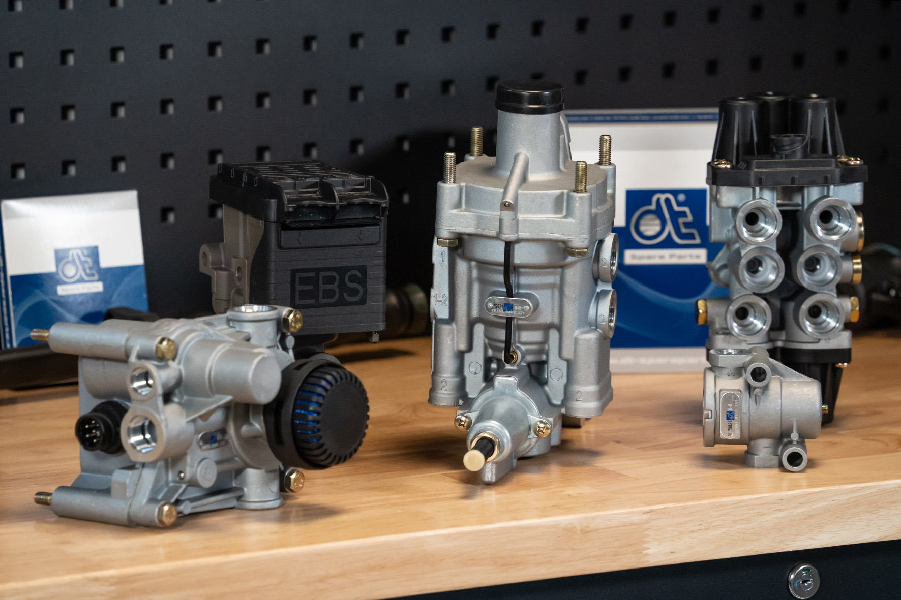 Diesel Technic: 900 referenze di valvole pneumatiche a marchio DT Spare ...