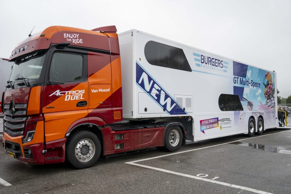 Multitrax entra nel motorsport con il semirimorchio a doppio piano ...