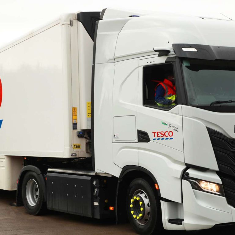 IVECO, 42 nuovi camion S-Way CNG per Tesco