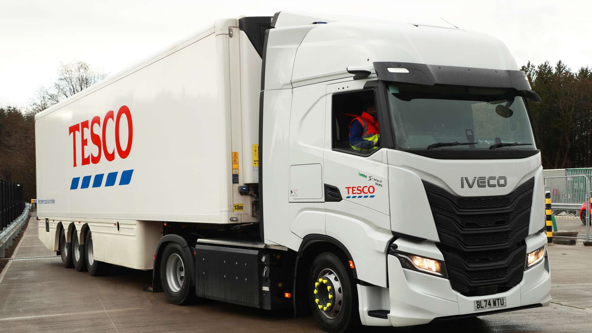 IVECO, 42 nuovi camion S-Way CNG per Tesco